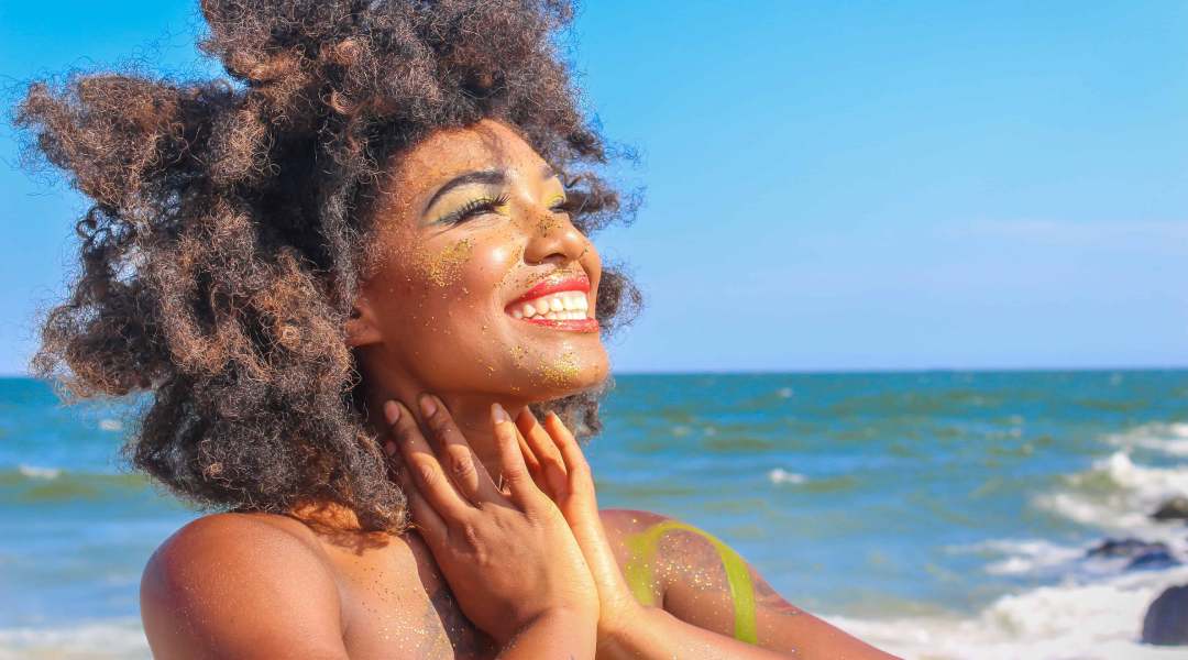 7 cuidados com a pele negra no verão - além do filtro solar!